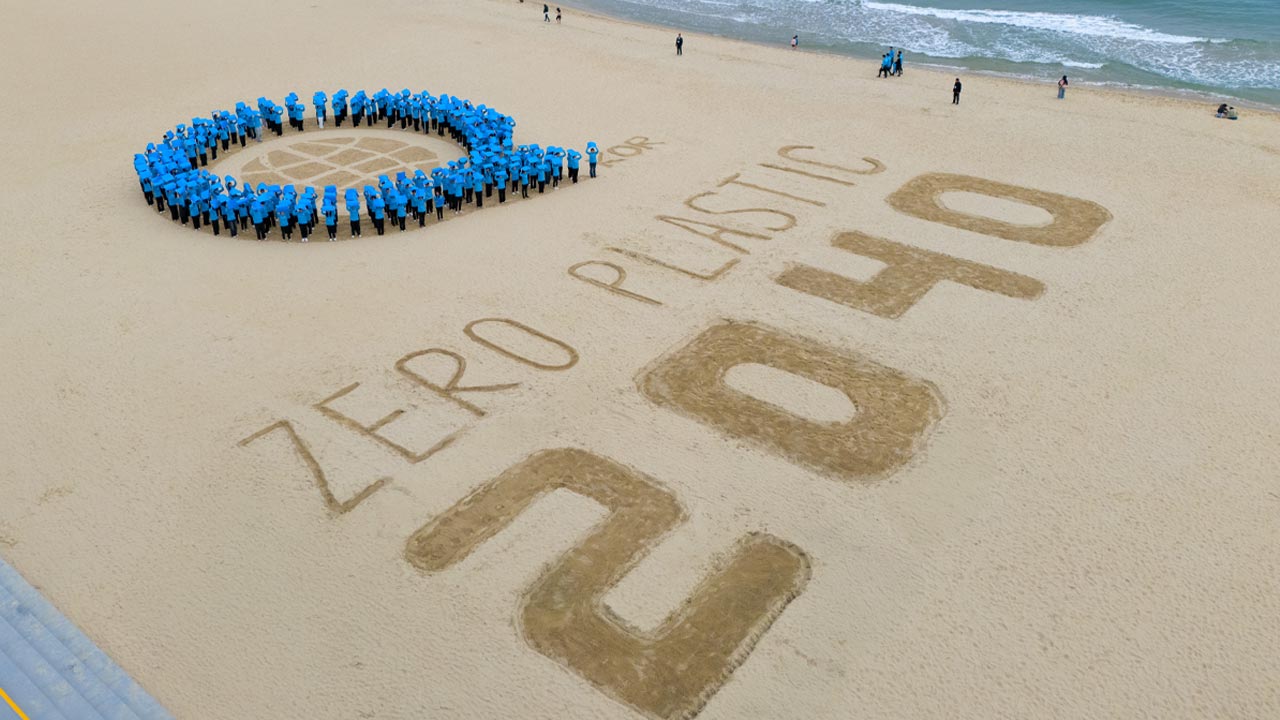 ASEZ, 부산 해운대에서 ‘ZERO PLASTIC 2040’ 퍼포먼스 진행 - ASEZ